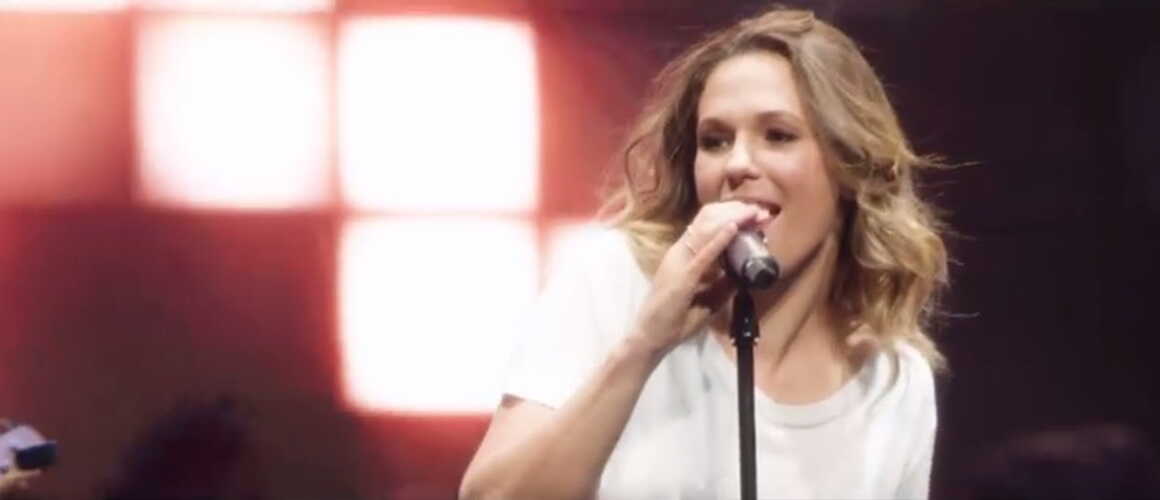 Lorie Pester de retour à la chanson : découvrez le clip de La vie est belle, son nouveau single ...