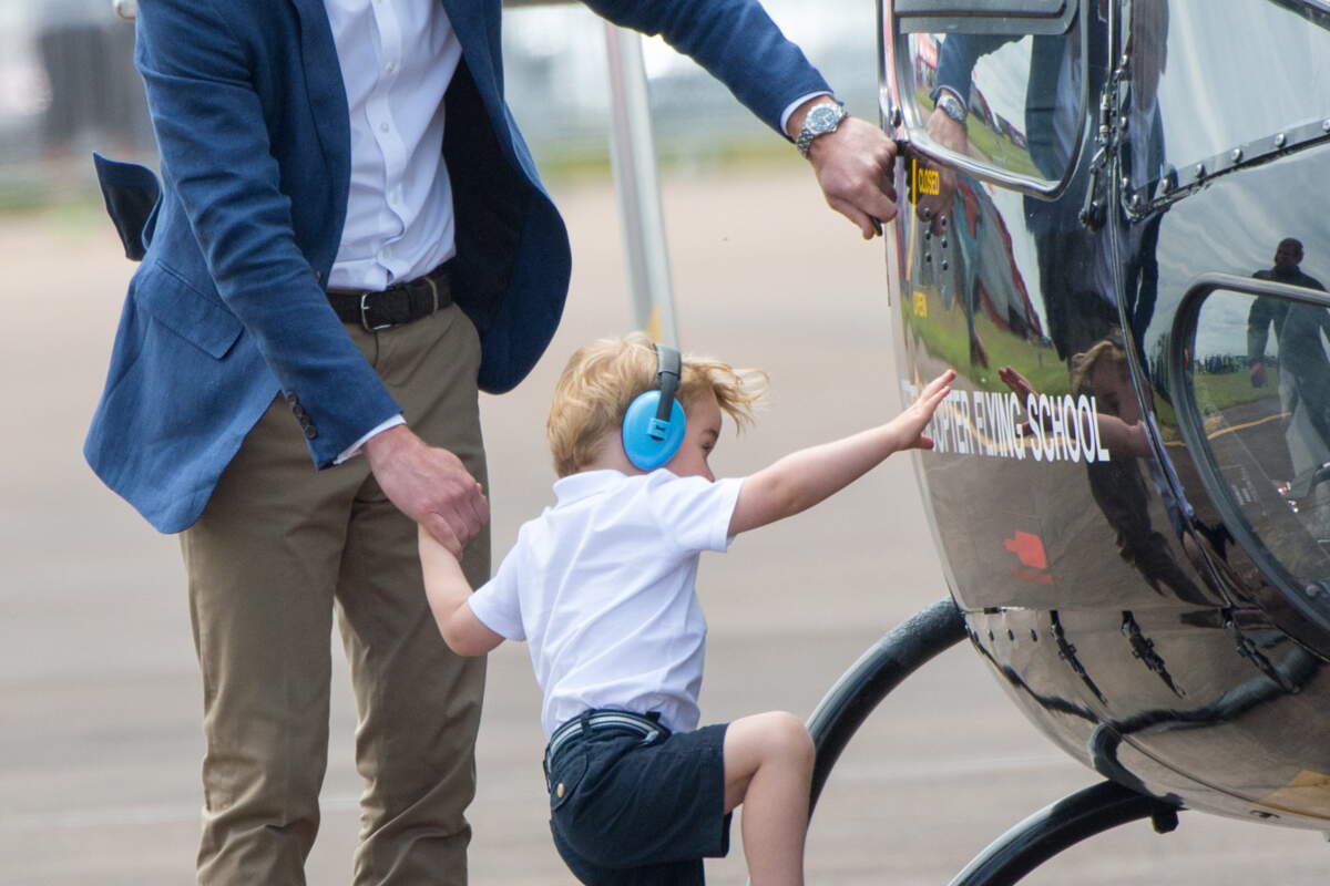 Baby George découvre les avions avec ses parents - Télé Loisirs