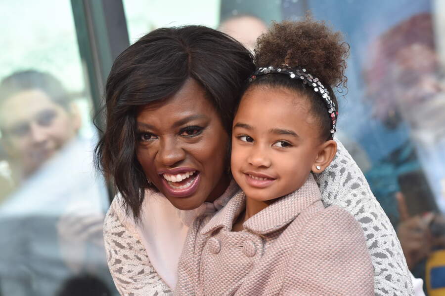 Viola Davis dévoile son étoile à Hollywood, accompagnée de sa famille - Télé Loisirs