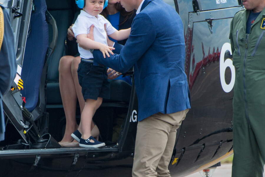 Baby George découvre les avions avec ses parents - Télé Loisirs