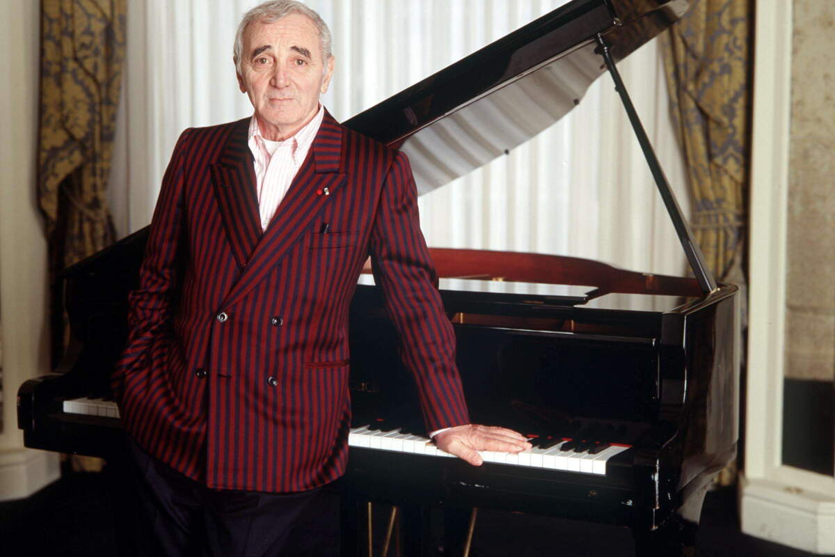 Charles Aznavour, une vie et une carrière extraordinaires - Télé Loisirs