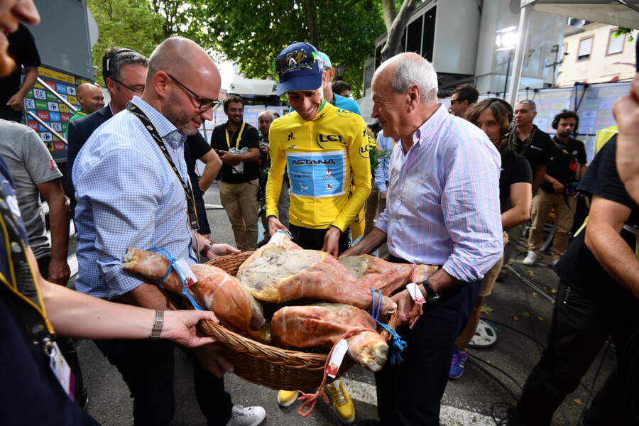 Romain Bardet à la cool, (encore) des hommes nus... C'est l'insolite du ...