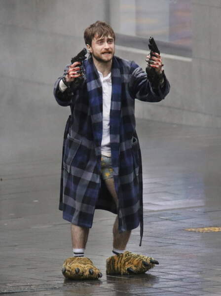 Armé et en caleçon kitsch, Daniel Radcliffe pète les plombs sur un ...