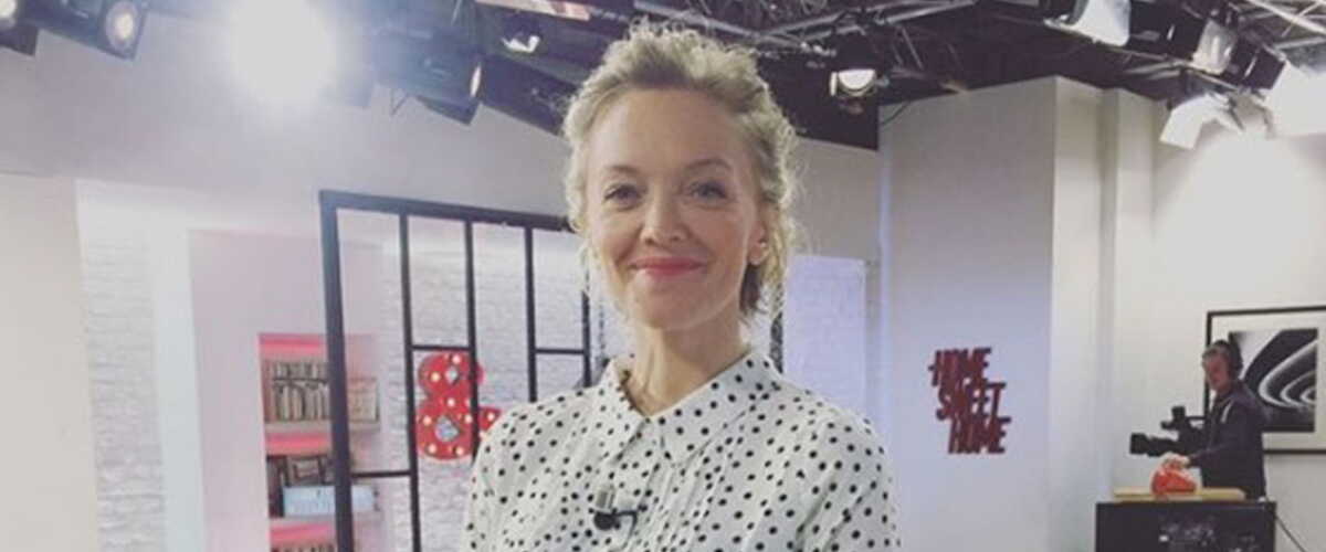 Maya Lauqué (La Quotidienne) pose en train d'allaiter sa petite Jeanne ...