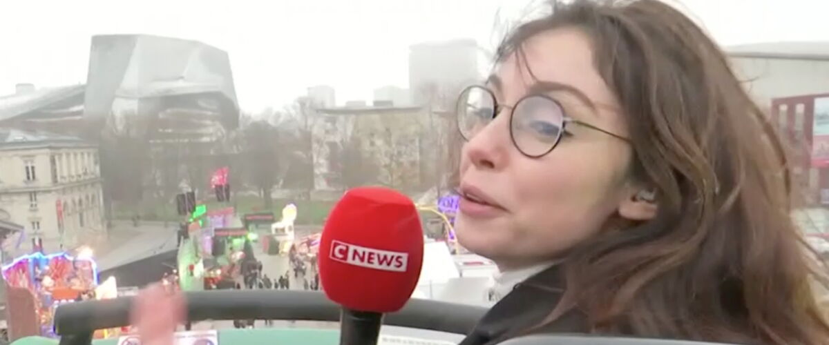 Une reporter de CNews tente de faire un duplex en direct d'un manège ...