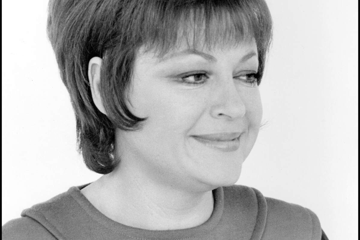 Régine : retour sur la carrière de la chanteuse - Télé Loisirs