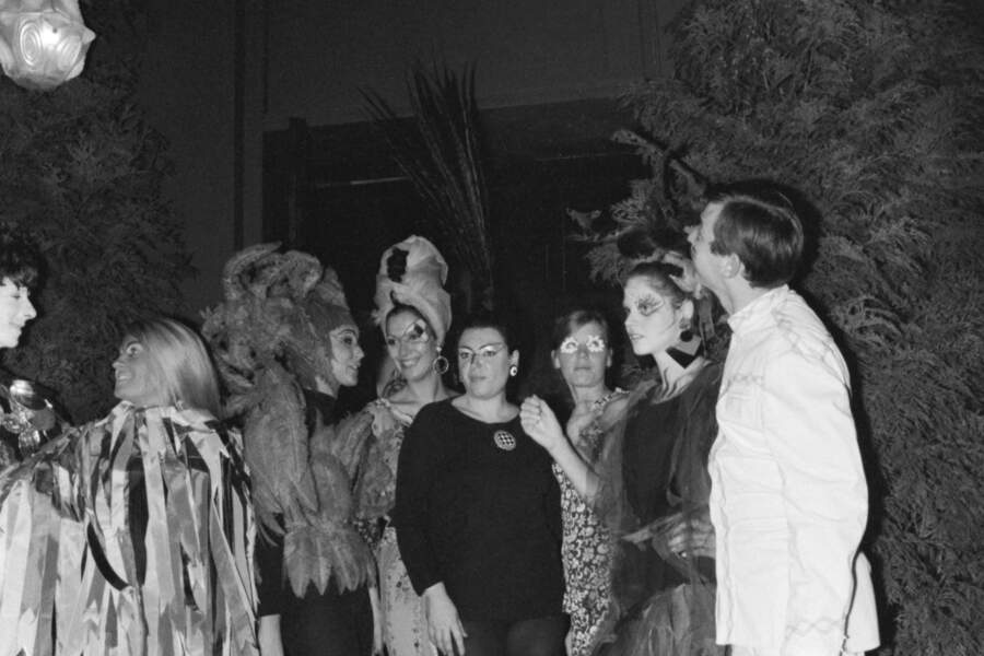 Régine : retour sur la carrière de la chanteuse - Télé Loisirs