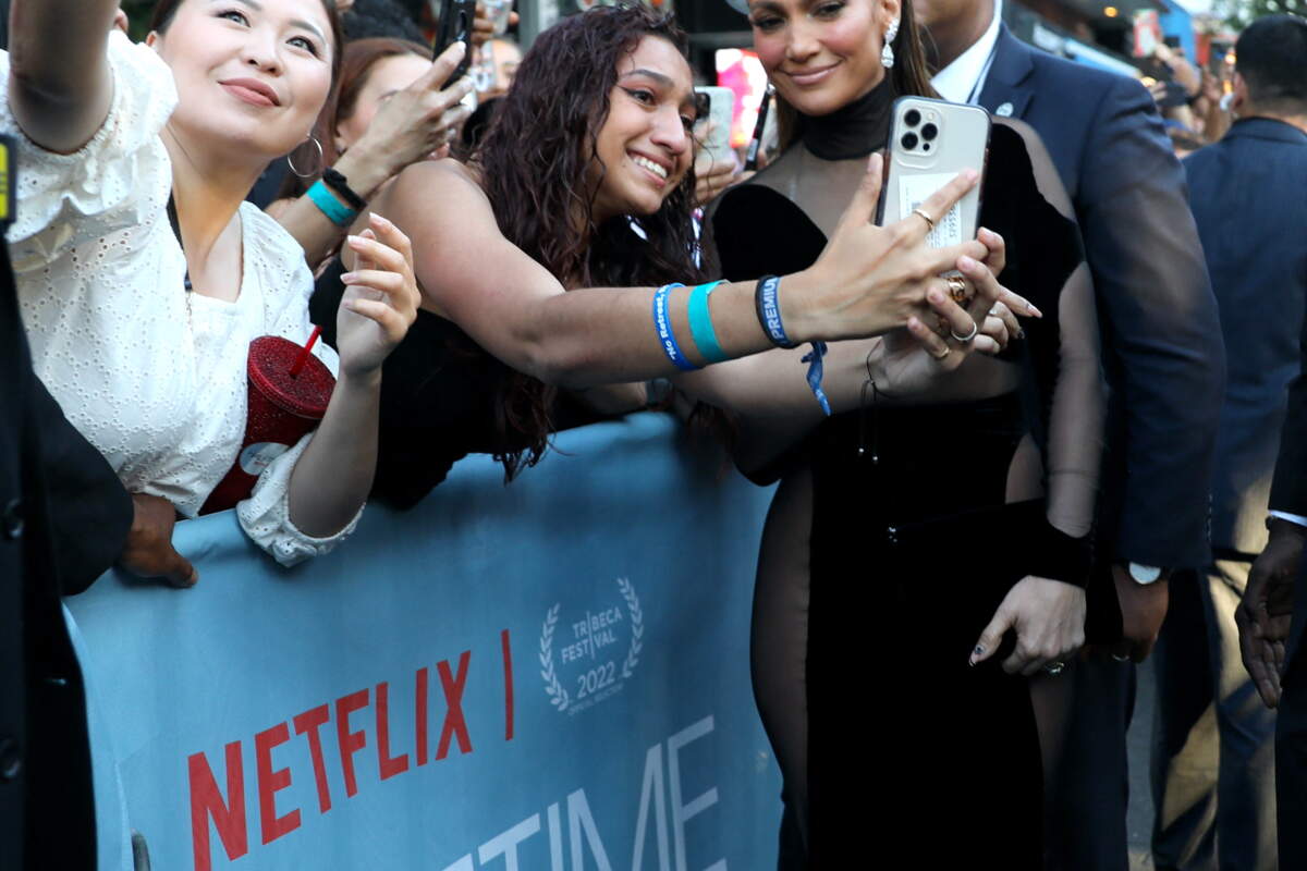 En robe transparente, Jennifer Lopez enflamme le tapis rouge du ...