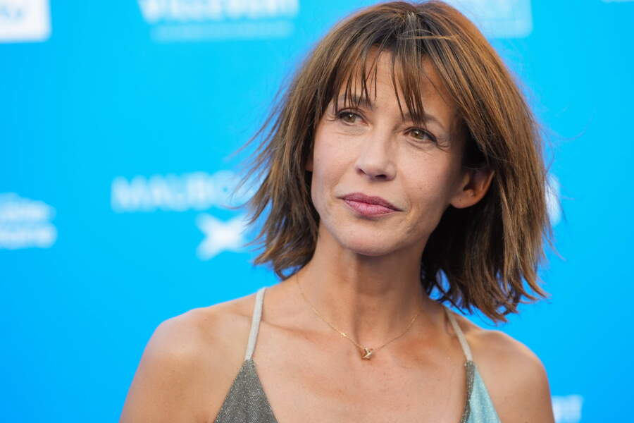Sophie Marceau dans une tenue risquée et tout sourire, elle fait ...