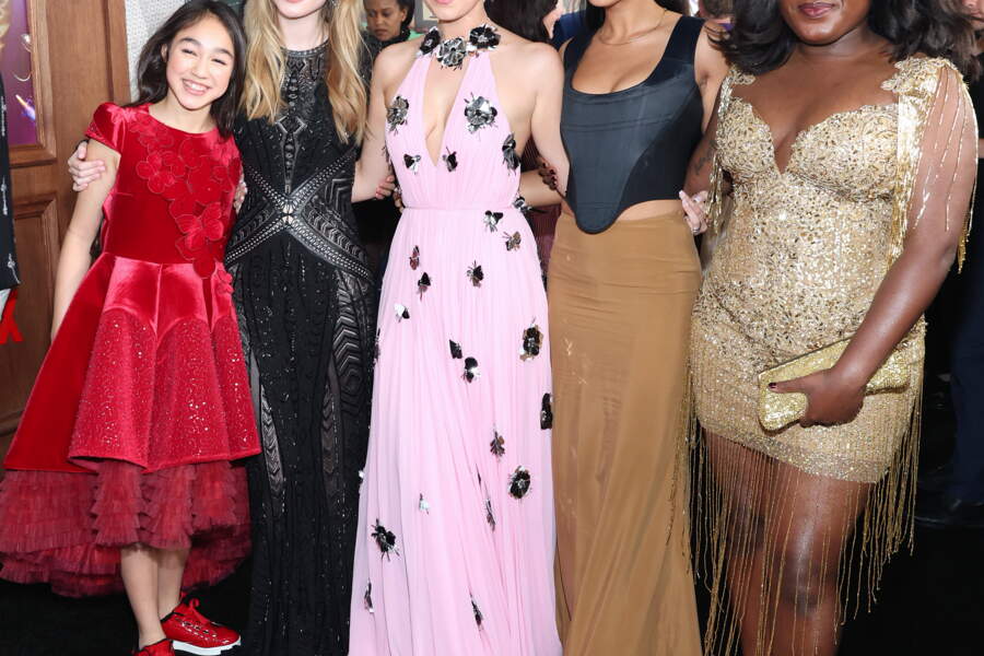 Enola Holmes 2 : Millie Bobby Brown et Henry Cavill éblouissent le ...