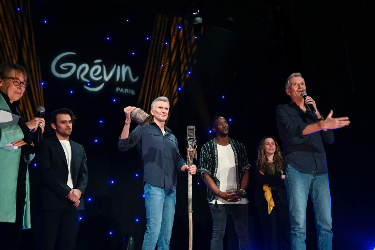 Denis Brogniart inaugure sa statue de cire au Musée Grévin avec plein d'anciens candidats de Koh ...