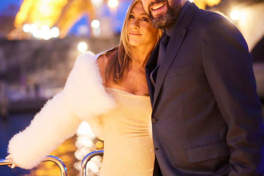 Jennifer Aniston brille devant la Tour Eiffel - Télé Loisirs