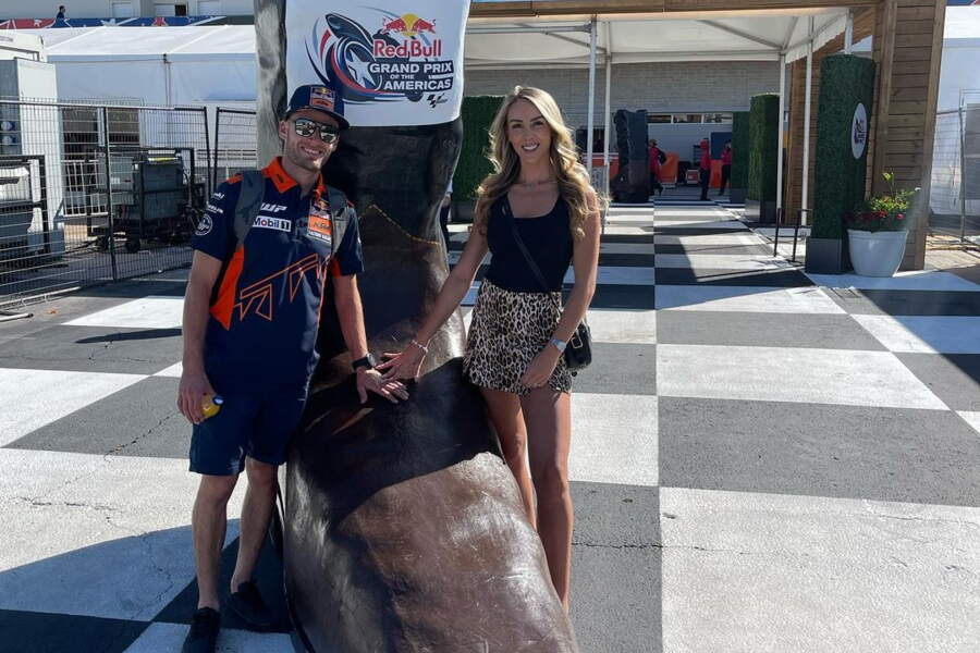 Brad Binder : qui est sa fiancée Courtney Renniers ? - Télé Loisirs