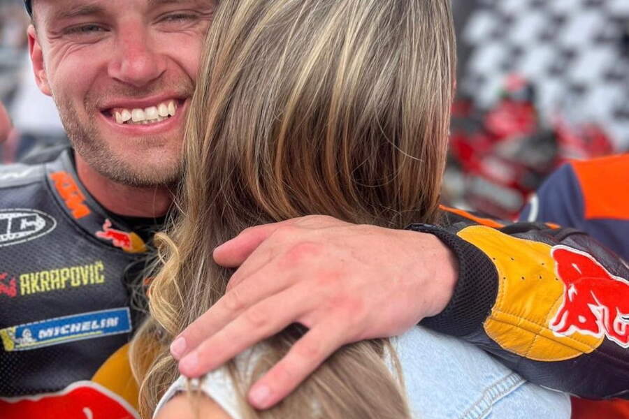 Brad Binder : qui est sa fiancée Courtney Renniers ? - Télé Loisirs