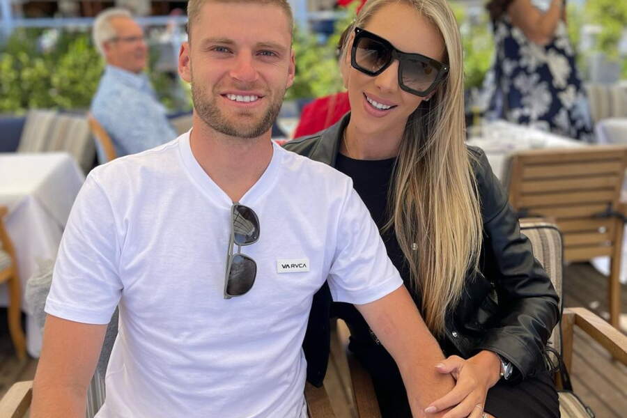 Brad Binder : qui est sa fiancée Courtney Renniers ? - Télé Loisirs