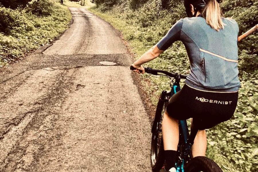 Qui est Amandine Cid, la compagne de Romain Bardet ? - Télé Loisirs