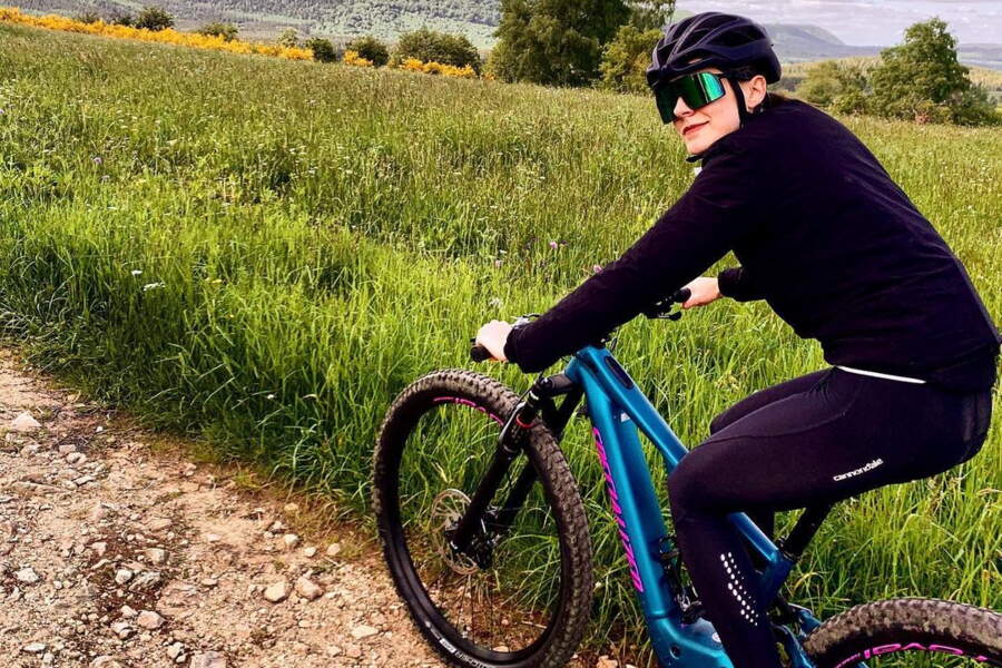 Qui est Amandine Cid, la compagne de Romain Bardet ? - Télé Loisirs