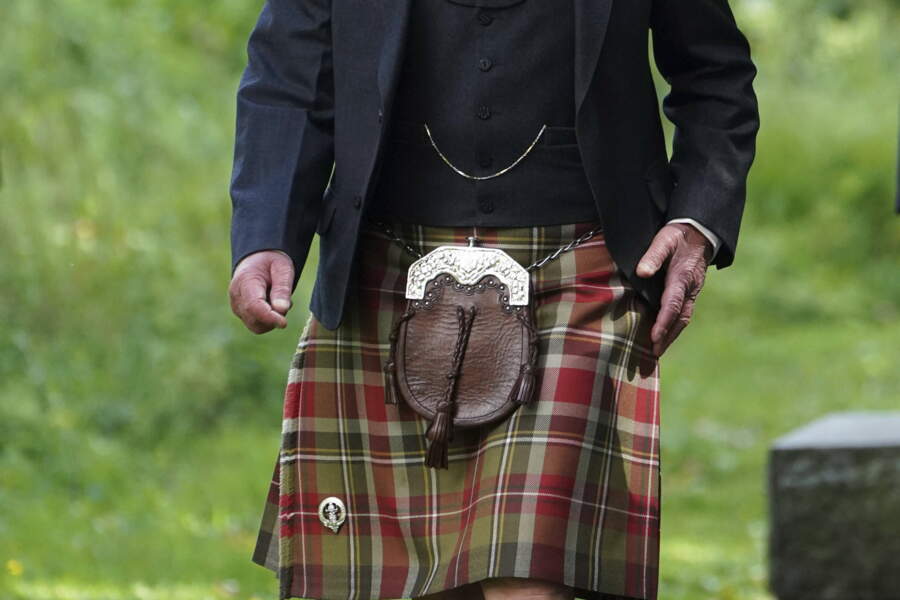 Charles III ose le kilt pour sa première visite officielle en Ecosse ...