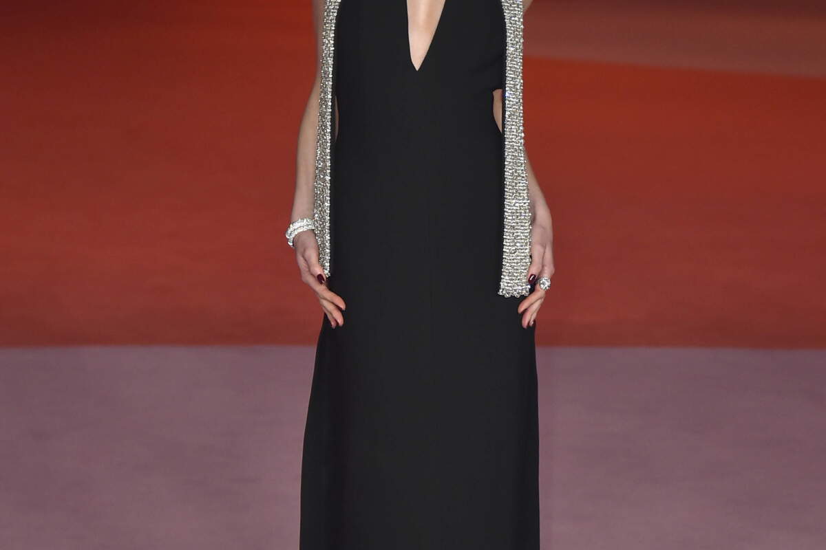 Les plus belles tenues de Phoebe Dynevor, la star de La Chronique des ...