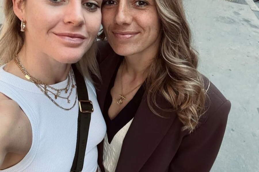 Les deux joueuses de l’OL Danielle van de Donk et Ellie Carpenter ...