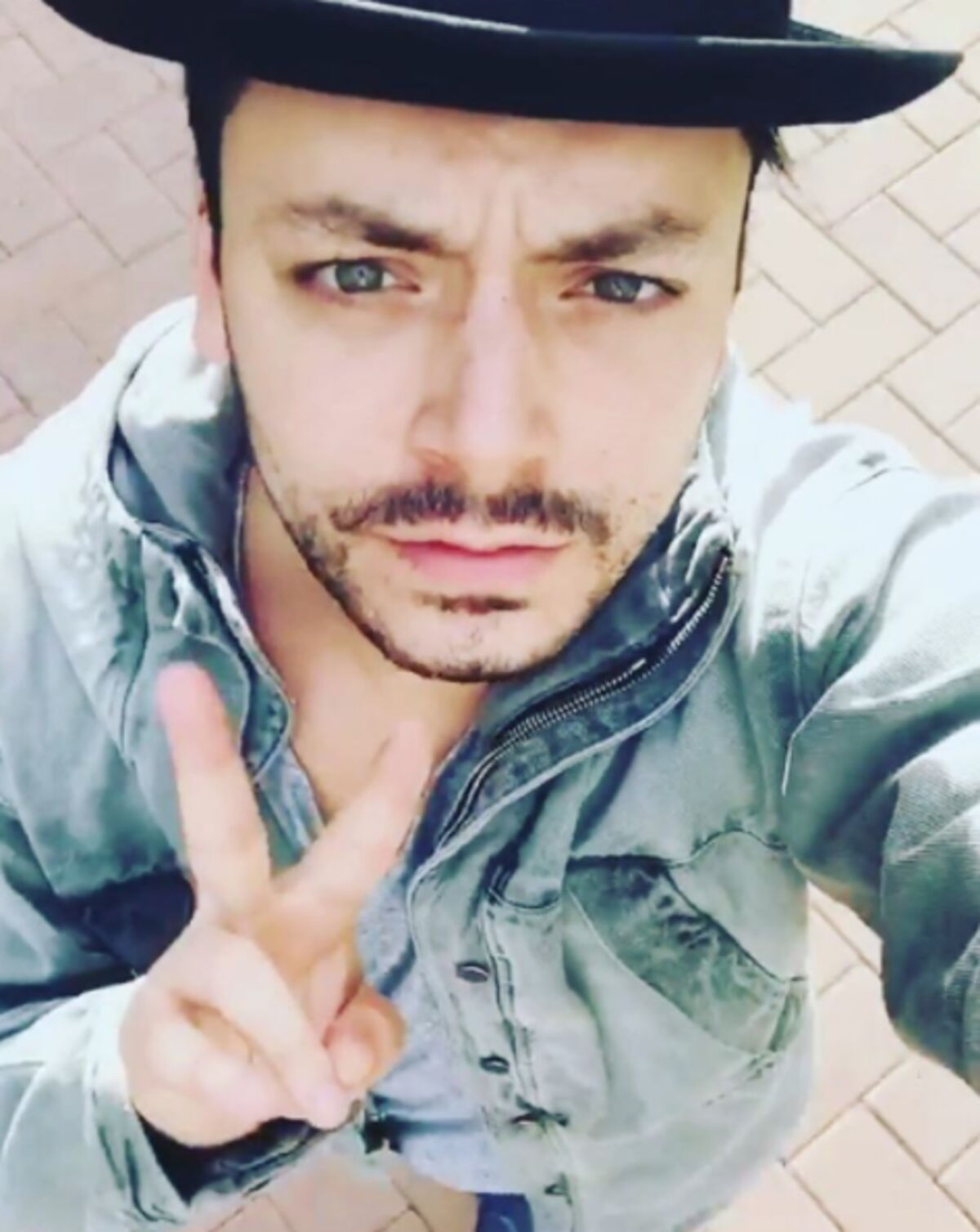 Instagram : selfie en nuisette pour Clara Morgane, Jennifer Lopez nous ...