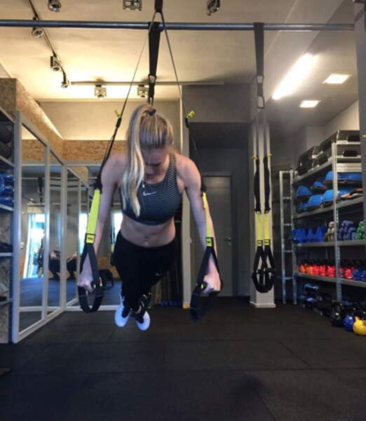 Instagram : selfie en nuisette pour Clara Morgane, Jennifer Lopez nous ...