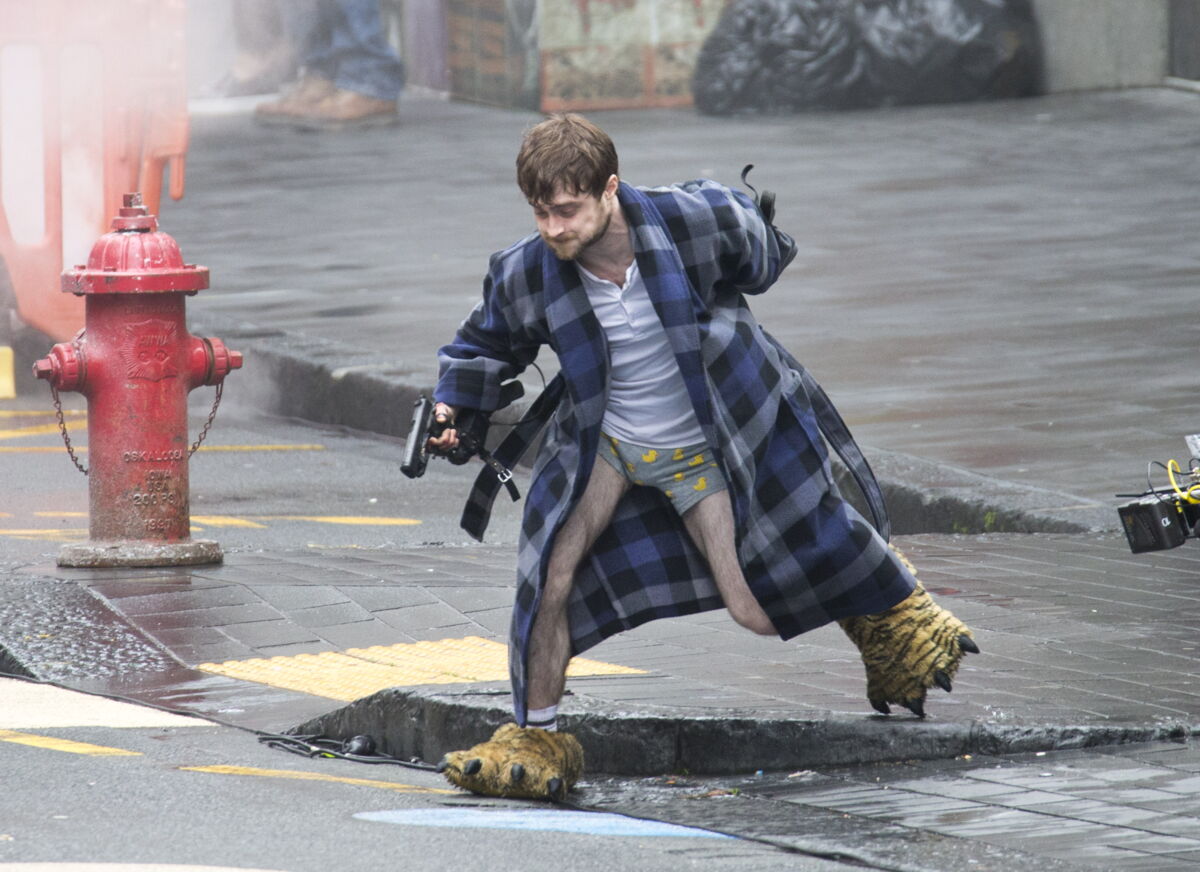 Armé et en caleçon kitsch, Daniel Radcliffe pète les plombs sur un ...