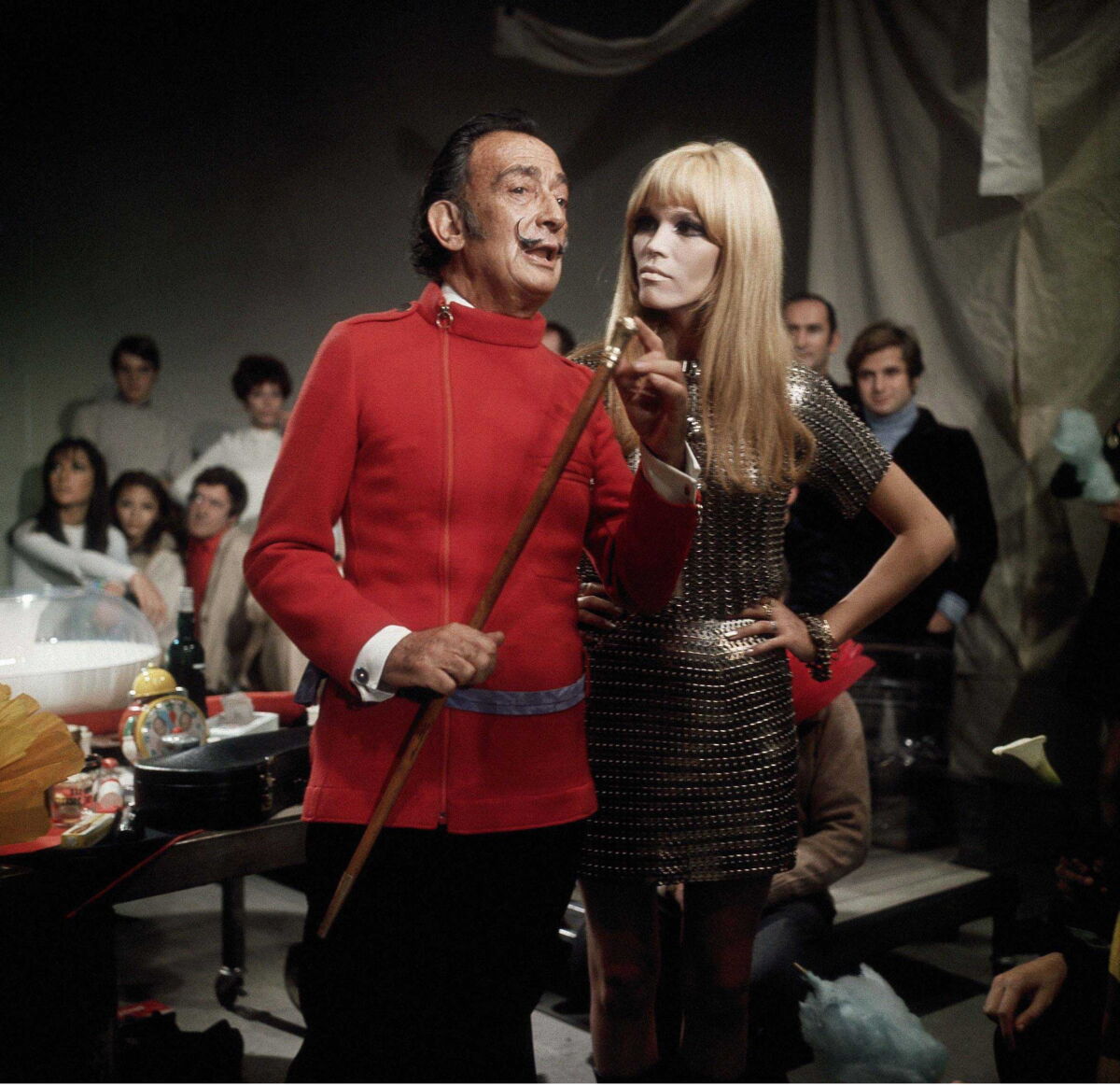 Amanda Lear : ses looks en images - Télé Loisirs