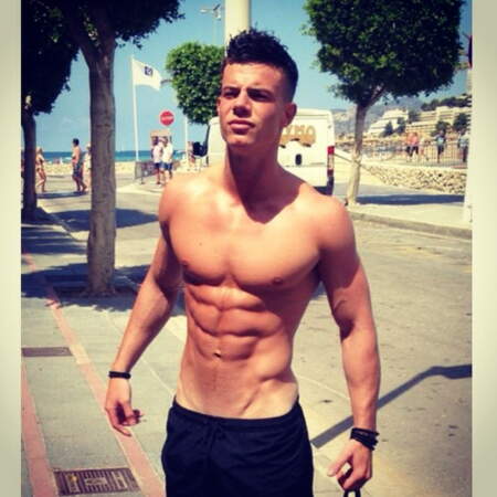 Garde à vous (M6) : l'impressionnante prise de muscles d'Adrien Laurent ...