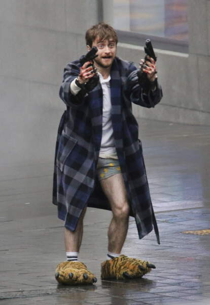 Armé et en caleçon kitsch, Daniel Radcliffe pète les plombs sur un ...