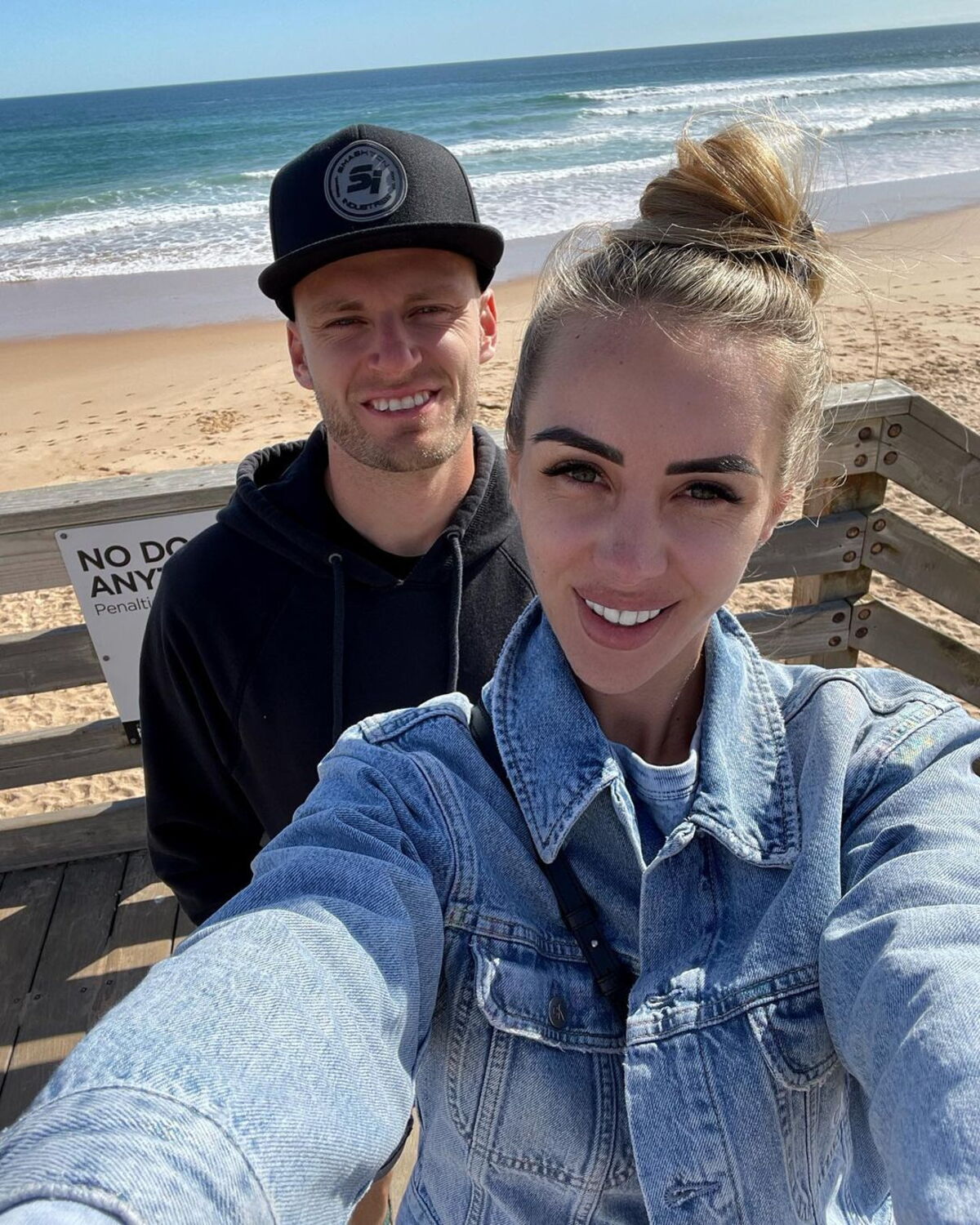 Brad Binder : qui est sa fiancée Courtney Renniers ? - Télé Loisirs