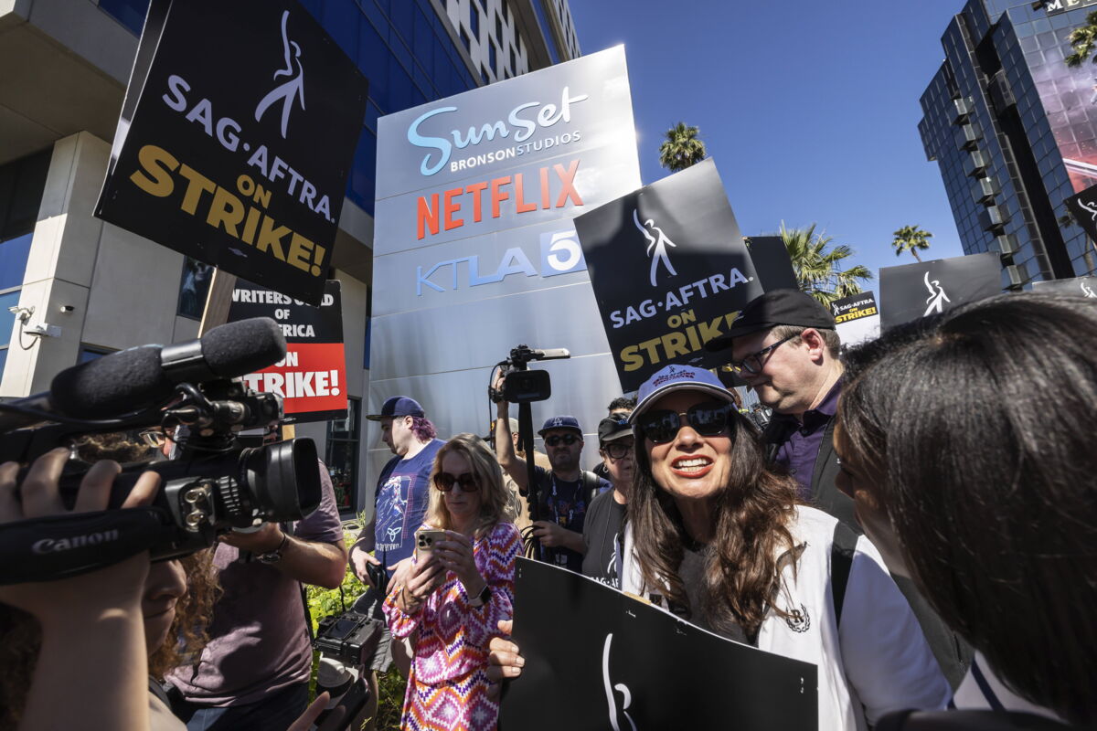 Fran Drescher, Josh Gad, Susan Sarandon… En grève, les acteurs ...