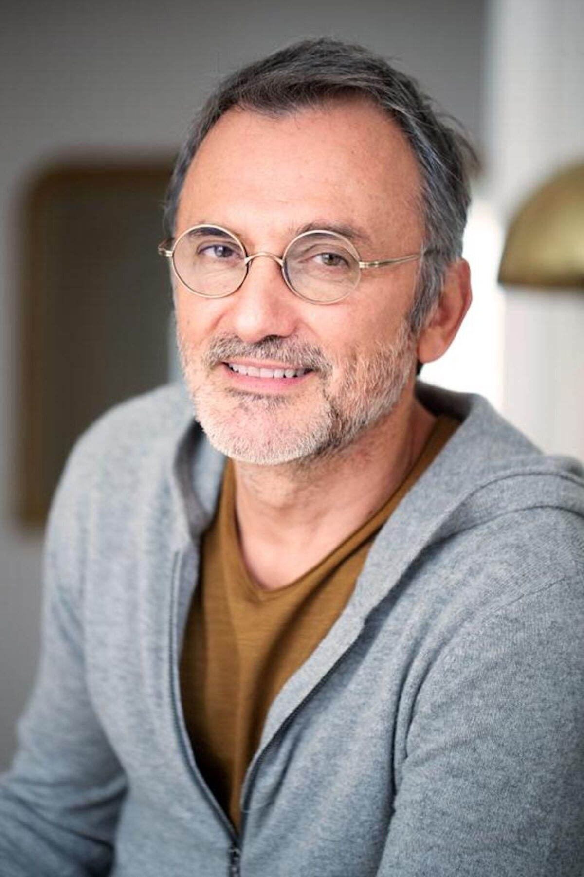 Frédéric Lopez : retour sur sa carrière et sa vie privée - Télé Loisirs