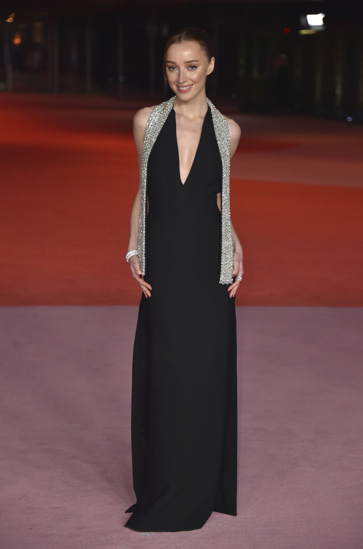 Les plus belles tenues de Phoebe Dynevor, la star de La Chronique des ...