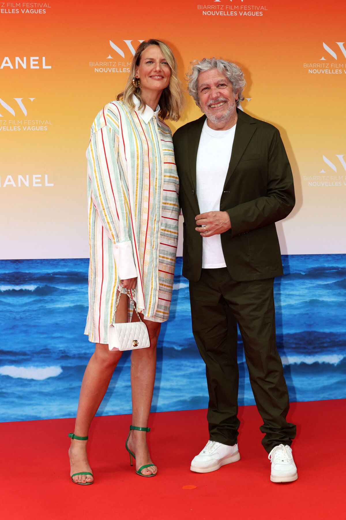 Alain Chabat pose au bras de sa compagne Tiara Comte au Biarritz Film ...