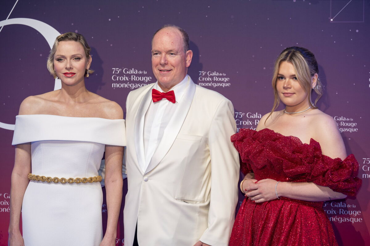 Charlène de Monaco, rayonnante en blanc, avec le prince Albert et Camille Gottlieb au Gala de la ...