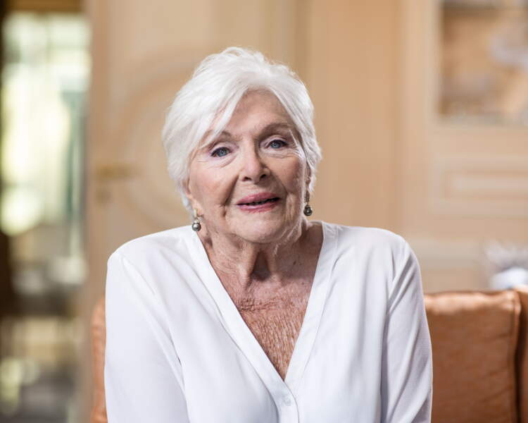 Line Renaud : retour en images sur la carrière de la chanteuse et ...