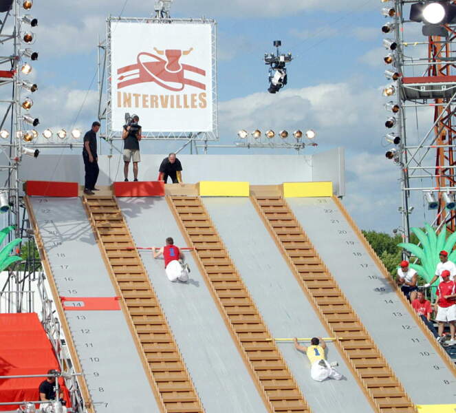 Intervilles : tous les animateurs de l'émission culte et leurs moments les plus forts - Télé Loisirs